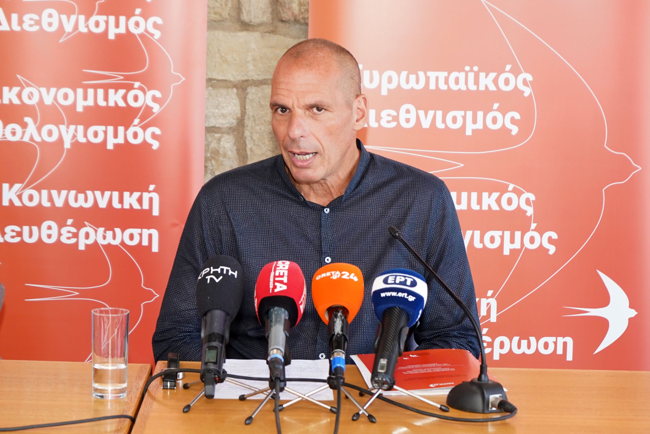 Ο Βαρουφάκης βλέπει σβάστικα στη φανέλα της Εθνικής: «Όλο το έθνος ...